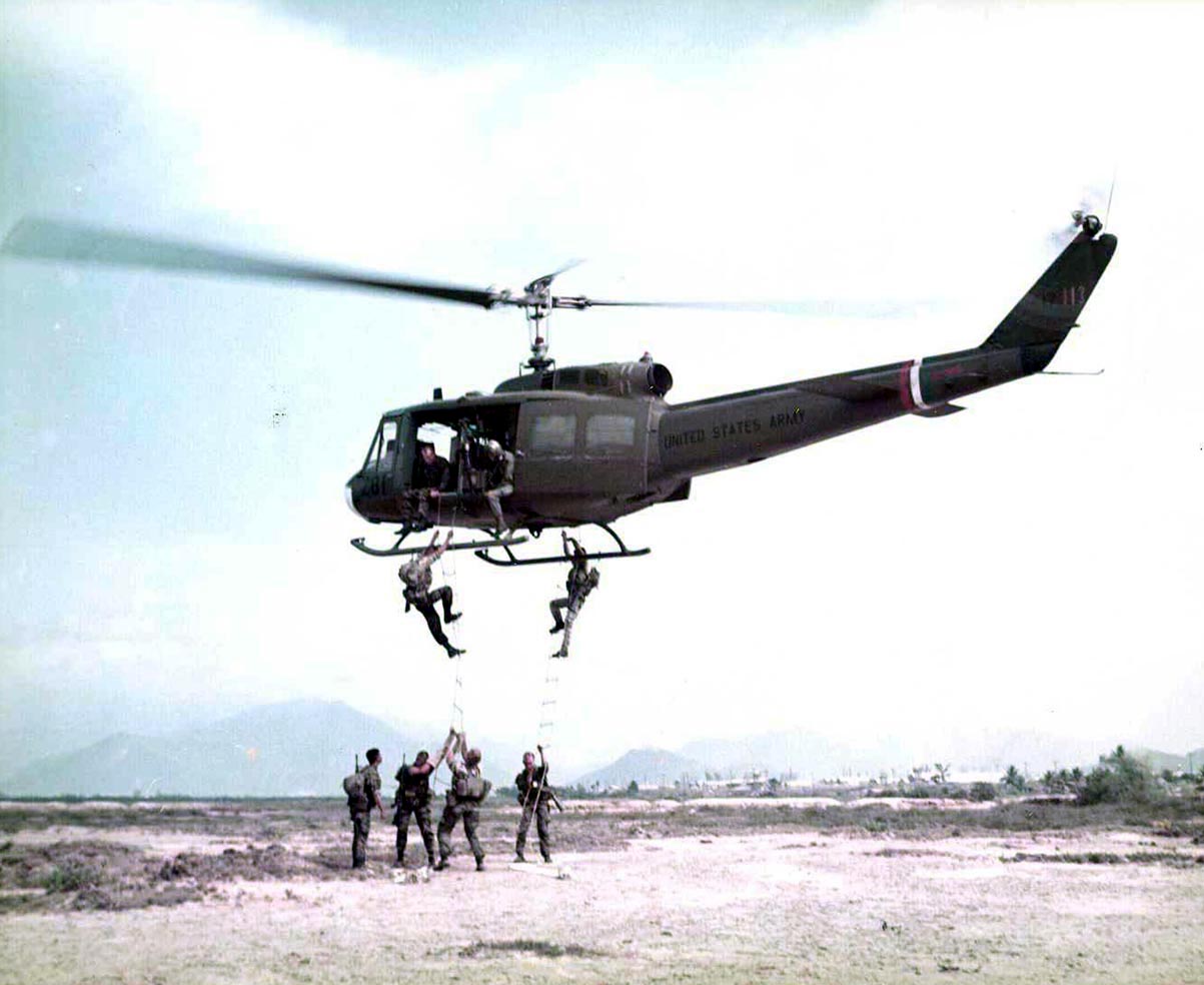 281st Assault Helicopter Company UH-1H #113 at the RECONDO School in ...