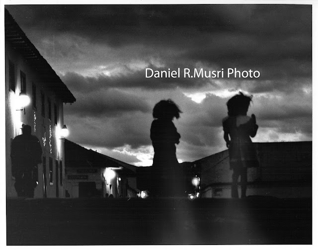 DANIEL RODRIGUEZ MUSRI: Dos niñas en atardecer