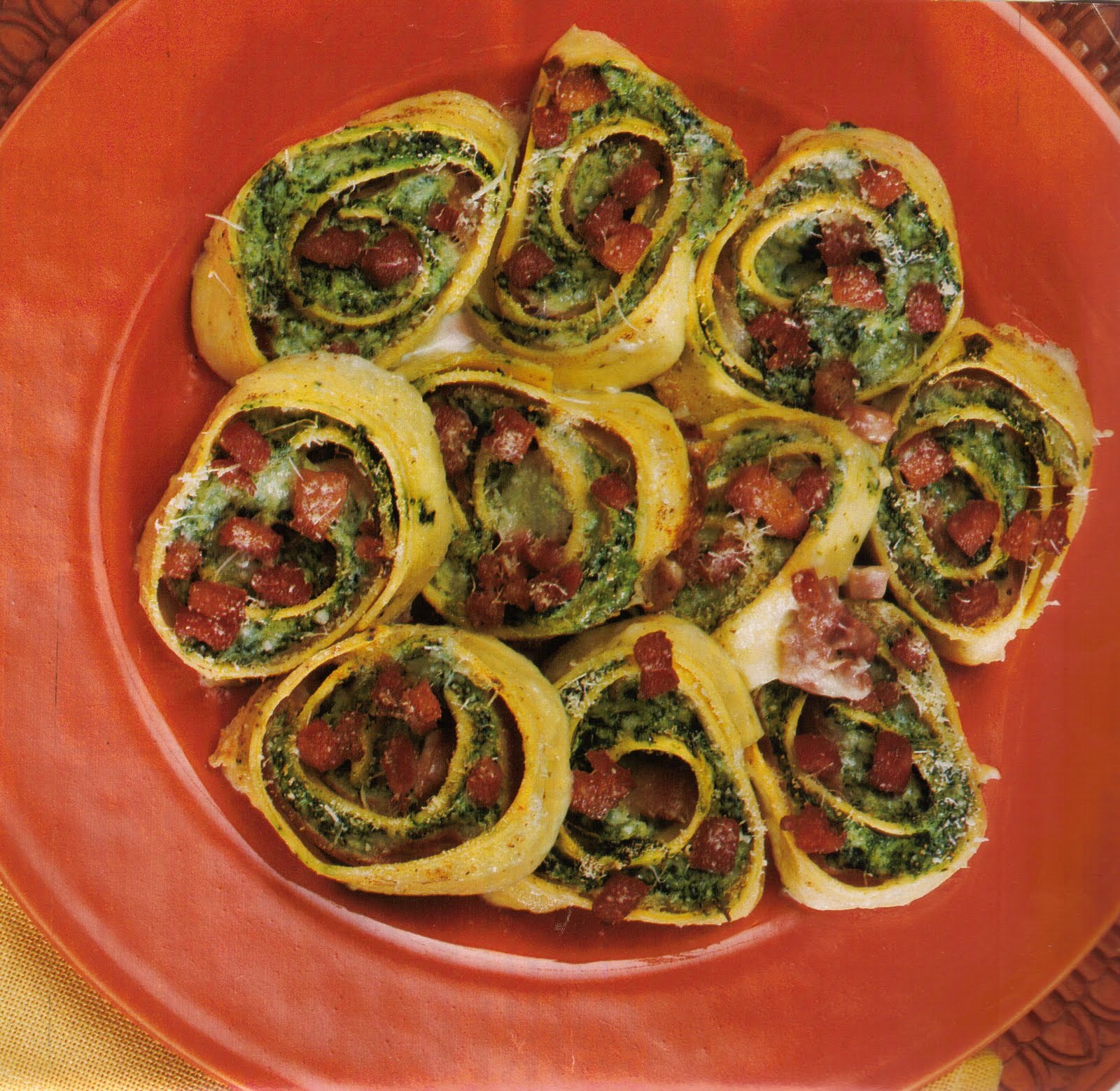 Rotolo di pasta con ripieno di spinaci e prosciutto. da La cucina di ...