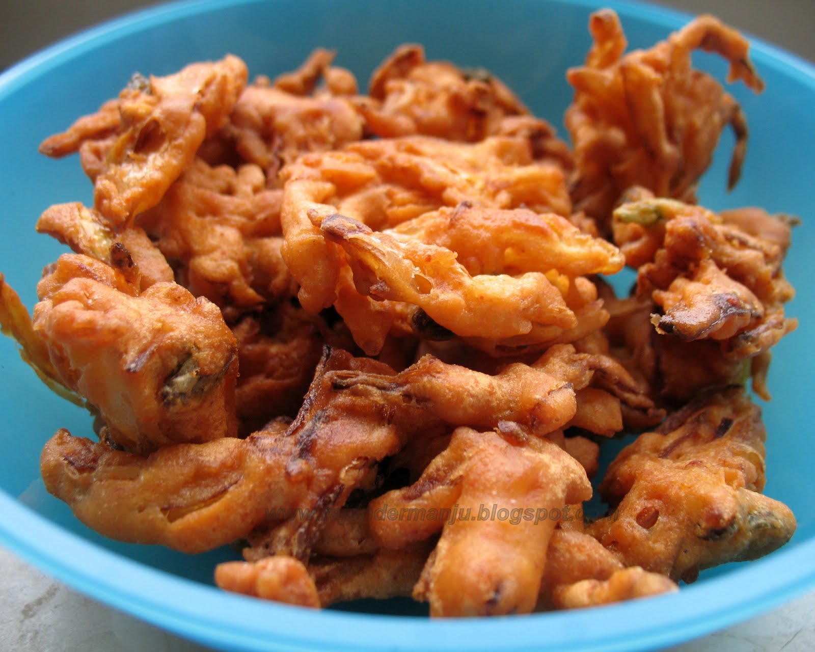 Life is beautiful !!!: Vengaya bajji / Onion bajji / Fritters with onion