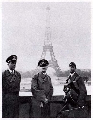 LEER EL UNIVERSO: FOTOGRAFÍA SIGLO XX. "Hitler en París"