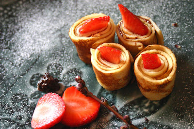 Dhanggit's Kitchen: Strawberry sushi crepe with minty chocolate sauce