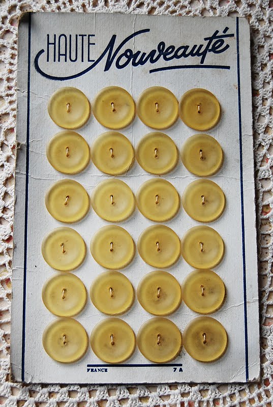 Lululiz in Vintageland: BUTTONS, BUTTONS, FRENCH BUTTONS ON CARD!