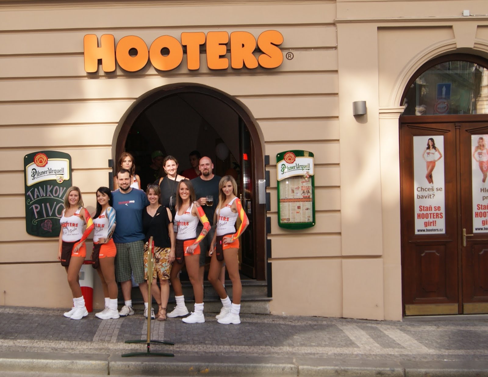 Brot Flog: Hooters - Praga