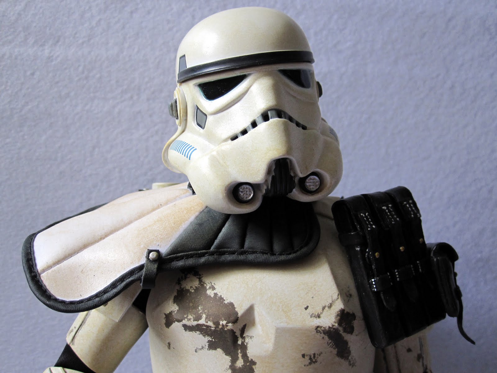 Figure Review: Sideshow Sandtrooper (White Pauldron Edition)
