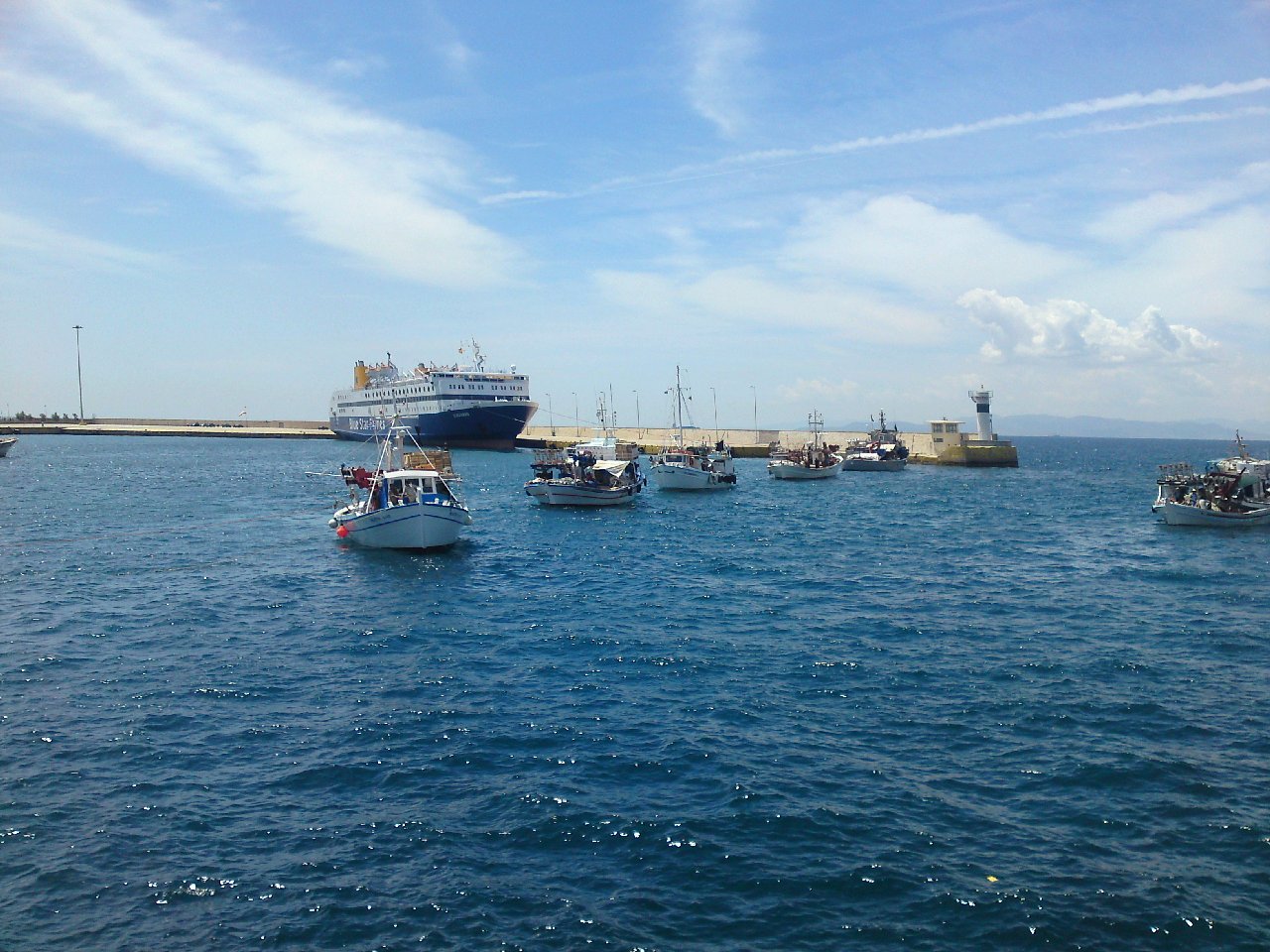 PEIRATIKO REPORTAZ: ΕΚΛΕΙΣΑΝ ΤΟ ΛΙΜΑΝΙ ΤΟΥ ΠΕΙΡΑΙΑ, ΟΙ ΜΗΧΑΝΟΤΡΑΤΕΣ!