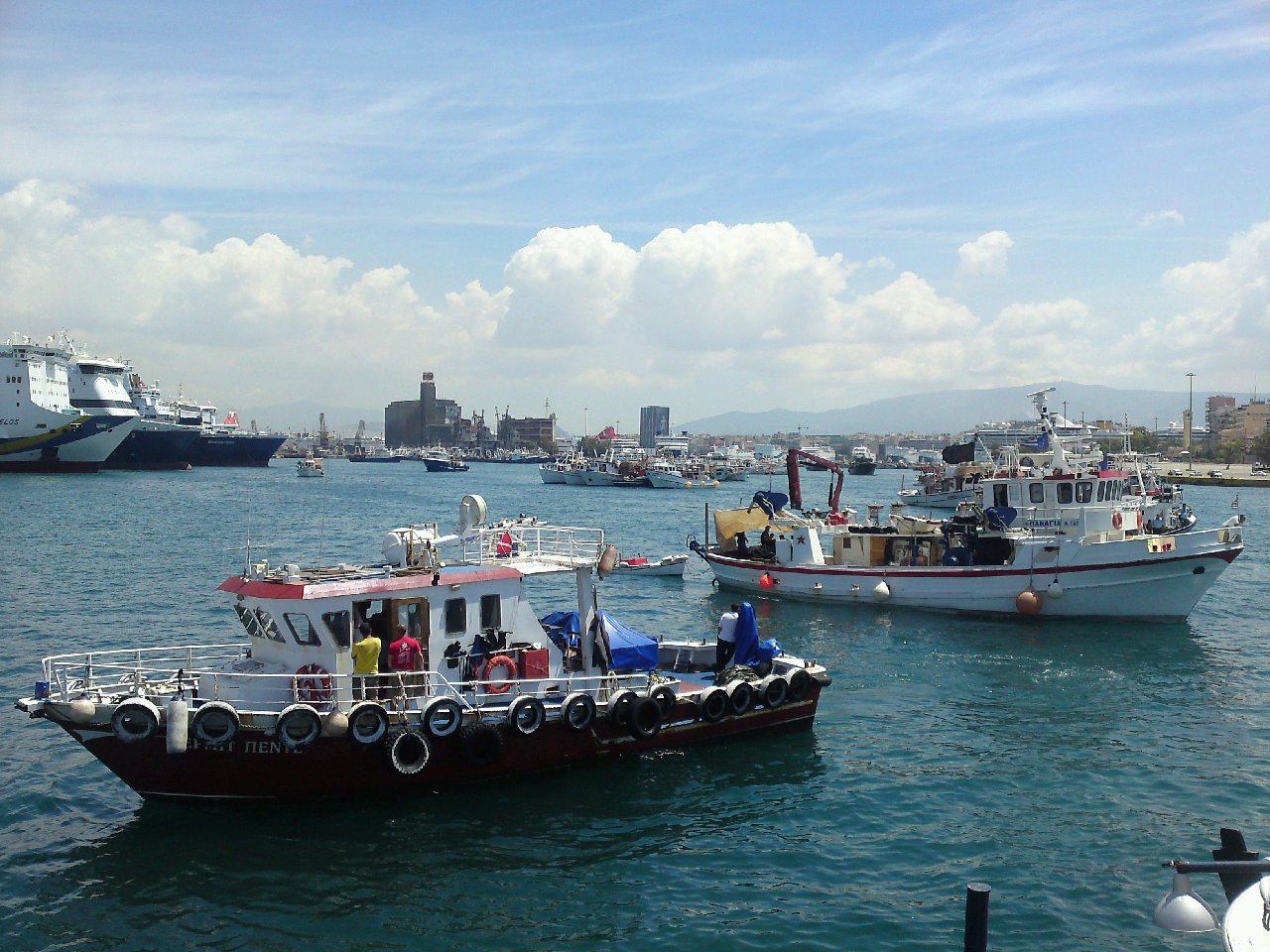 PEIRATIKO REPORTAZ: ΕΚΛΕΙΣΑΝ ΤΟ ΛΙΜΑΝΙ ΤΟΥ ΠΕΙΡΑΙΑ, ΟΙ ΜΗΧΑΝΟΤΡΑΤΕΣ!