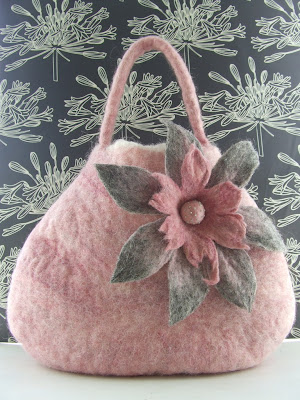 Julia Rossi: Fieltro: carteras monstruosas de Beth Connors