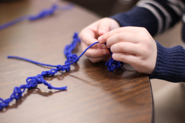 how-to-teach-simple-finger-knitting-fairy-dust-teaching