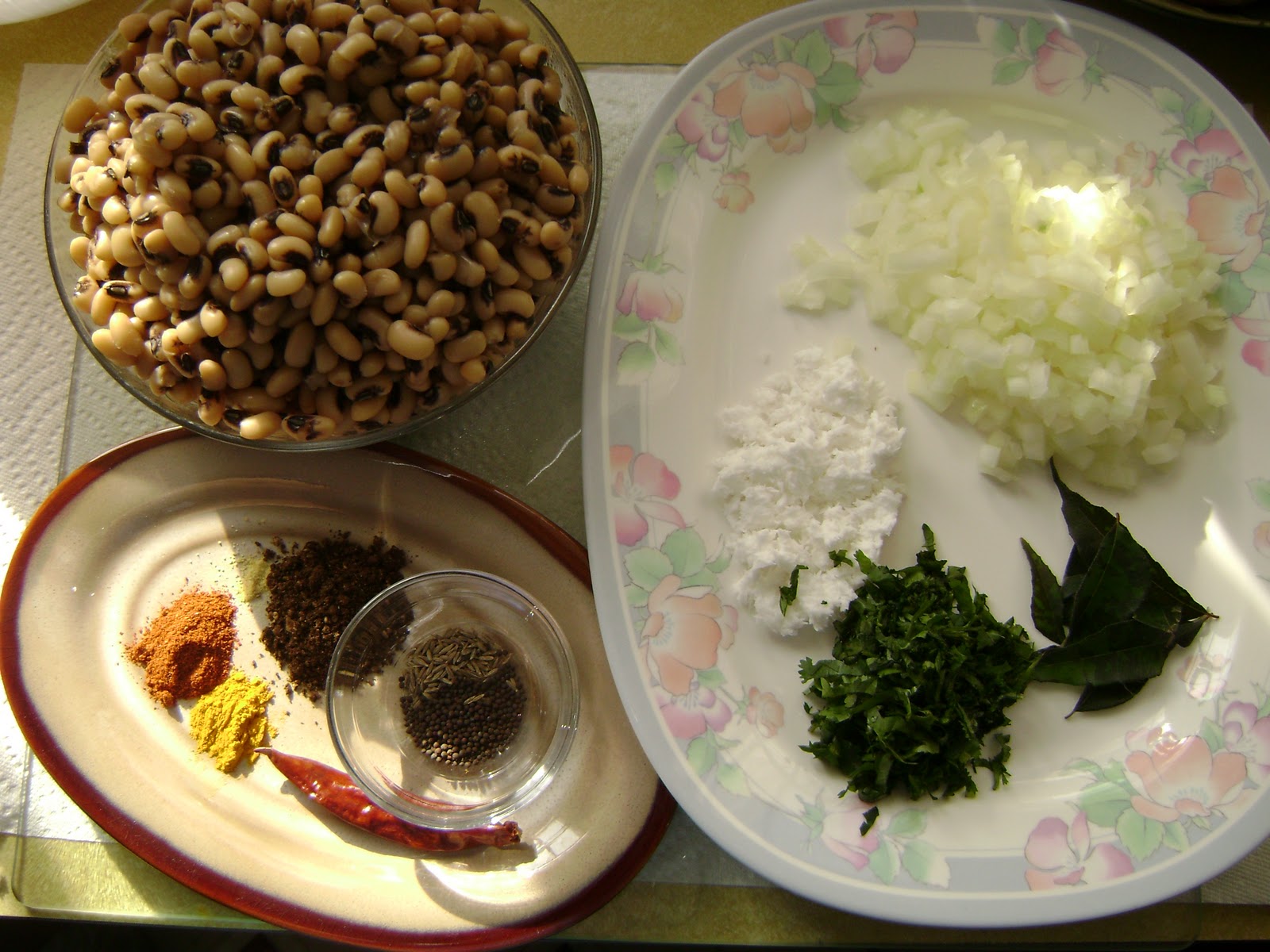 Cooking with Sarita: Chavali Usal..(Black Eyed Beans Curry)