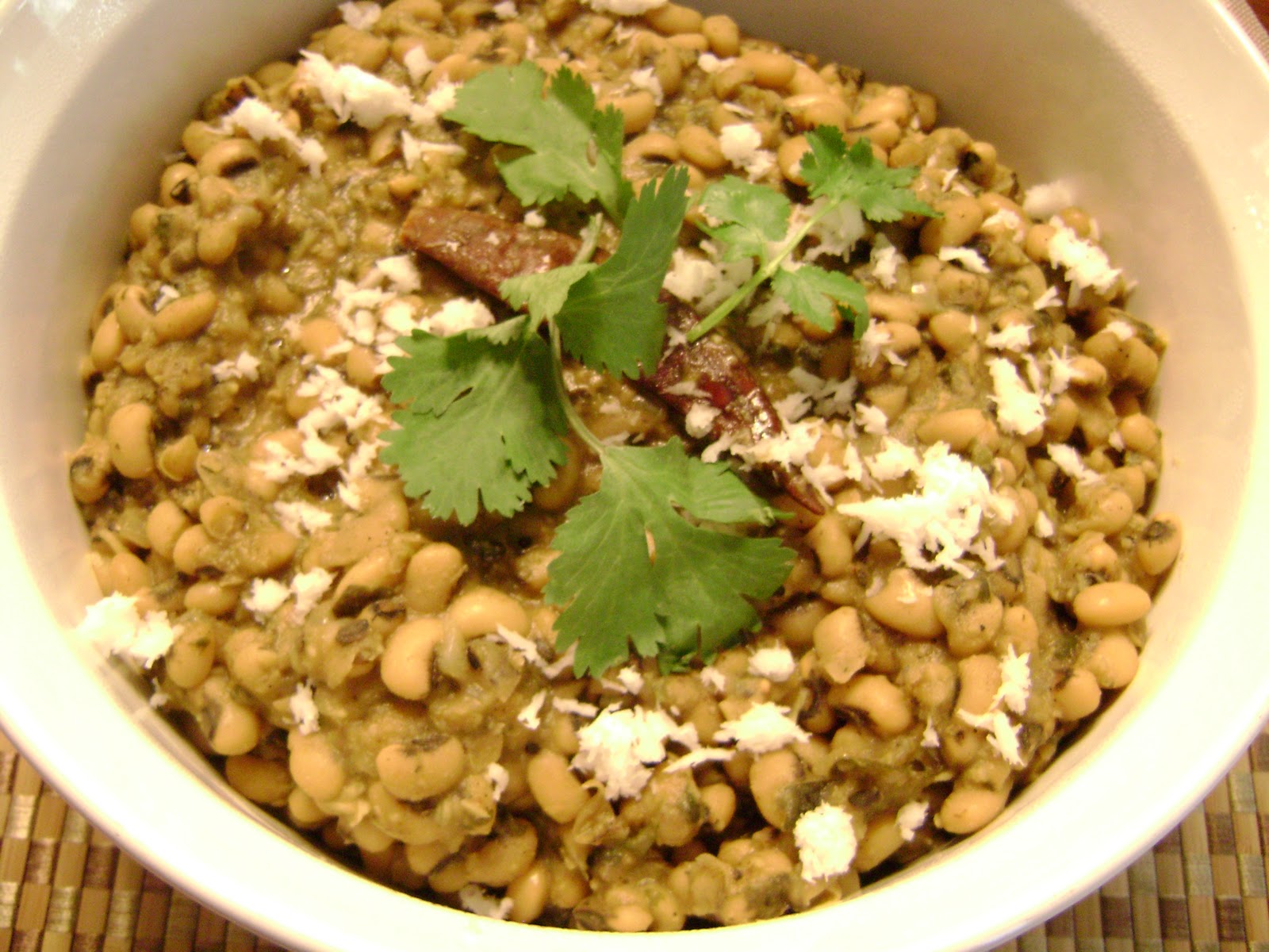 Cooking with Sarita: Chavali Usal..(Black Eyed Beans Curry)