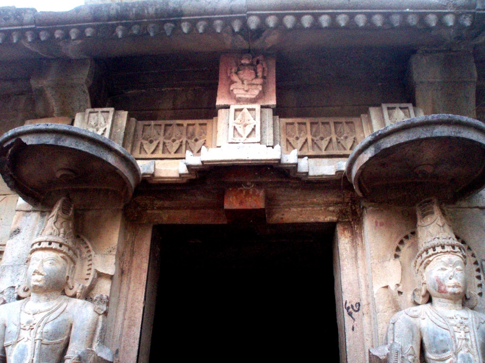 Travelogue Unlimited: Pandeshwar Temple: A Photo Feature