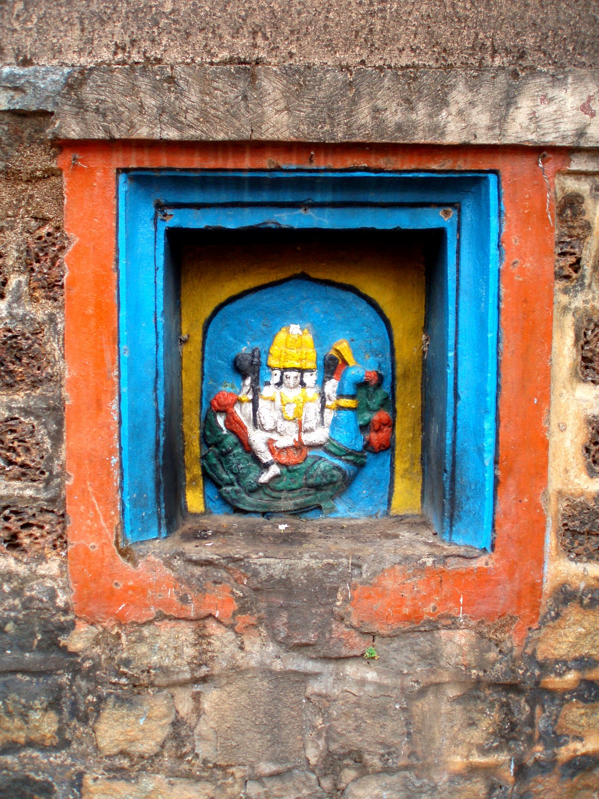 Travelogue Unlimited: Bhoo Varaha Laxmi Narsinha Temple ,Halasi : A ...