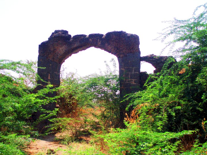 Travelogue Unlimited: Temples of Bahadurgad Fort : A Photo Feature
