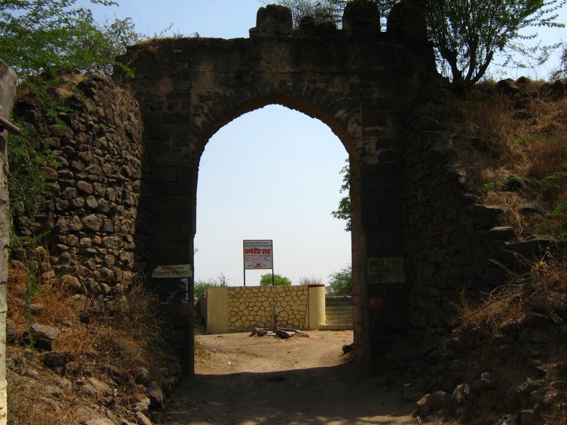 Travelogue Unlimited: Temples of Bahadurgad Fort : A Photo Feature