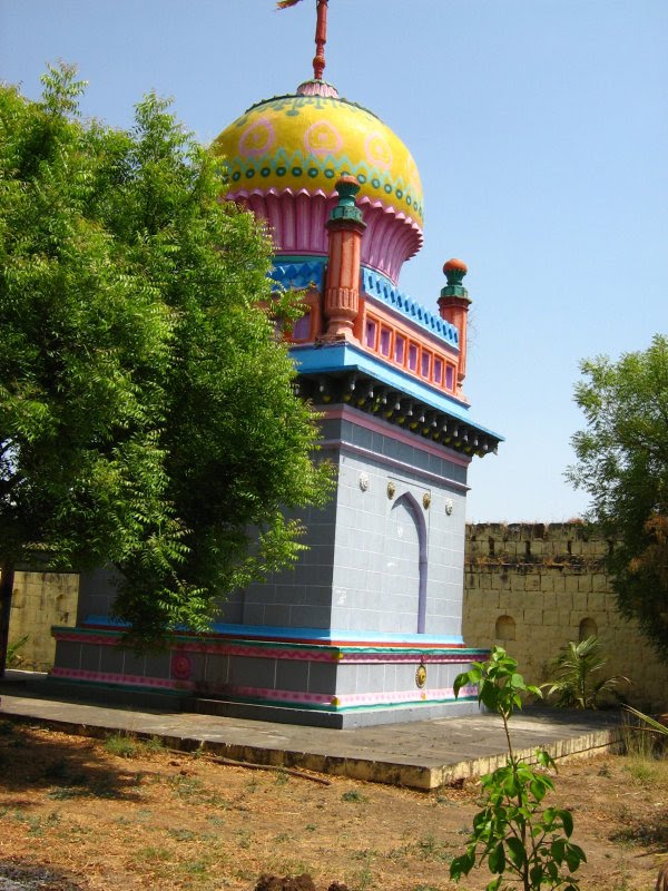 Travelogue Unlimited: Temples of Bahadurgad Fort : A Photo Feature