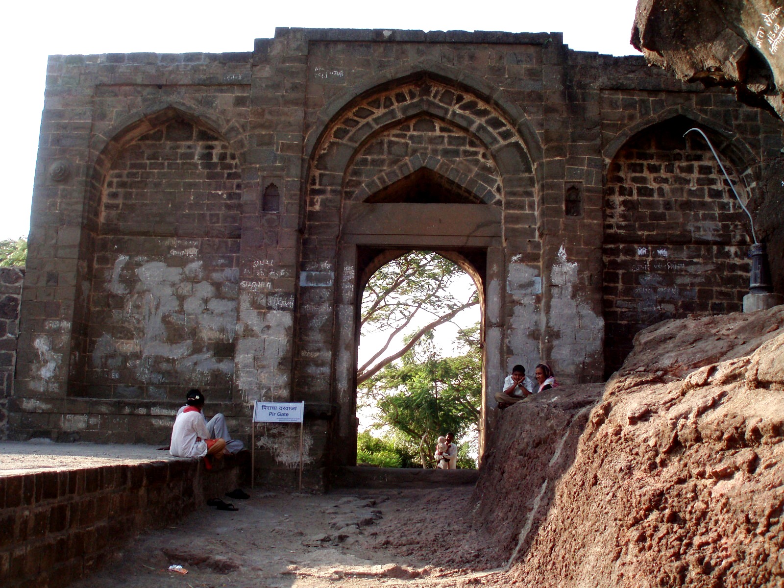 Travelogue Unlimited: A Visit to Fort Shivneri : A Photo Travelogue