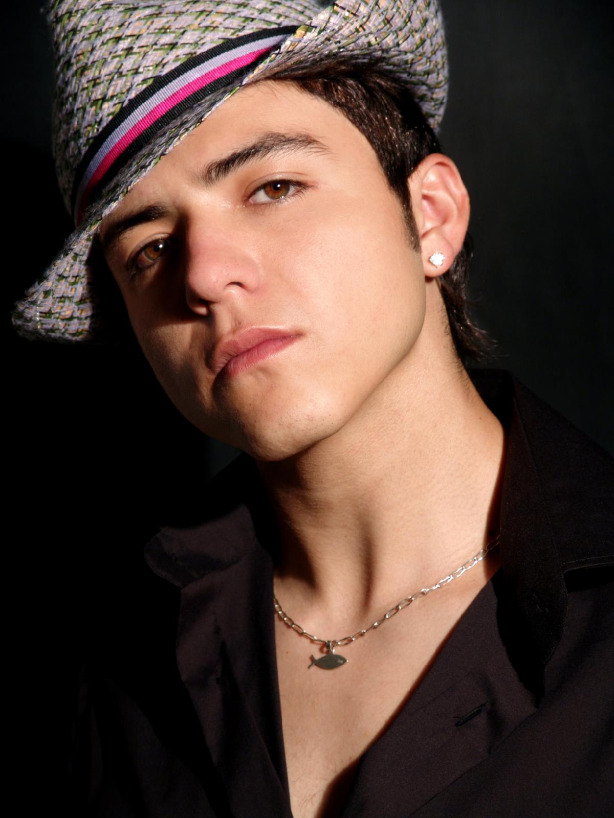 Looking For Paradise: Alan Fernando