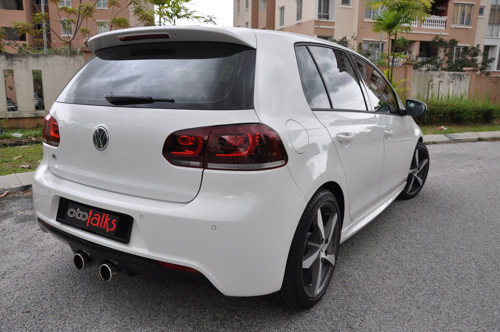 Ototalks Parts Galore: Golf R20 Bodykit:Completed with LED Headlamp