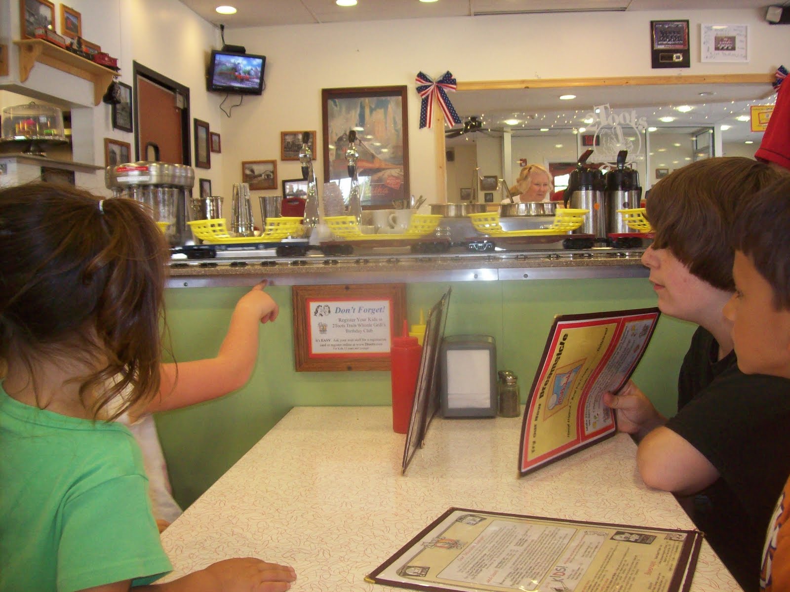 DuPage Kids On The Go: 2Toots Train Whistle Grill In Glen Ellyn