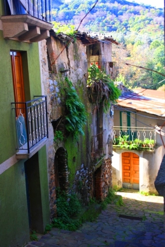 'U zzì Turi di Salvatore Marrari: PODARGONI, UN BORGO IN ABBANDONO