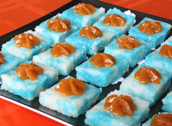 My Kitchen Snippets: Blue Glutinous Rice Cakes (Pulut Tai Tai)