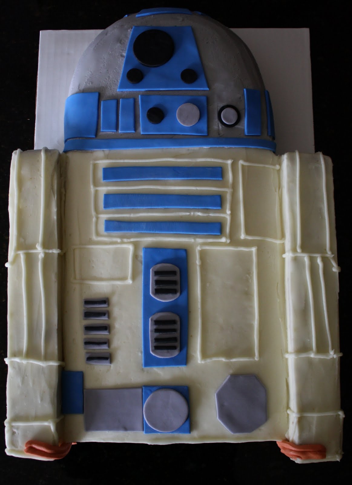 Baker's Cakes: R2D2 Cake!