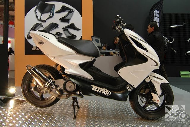 Aerox: BLACK And WHITE AEROX