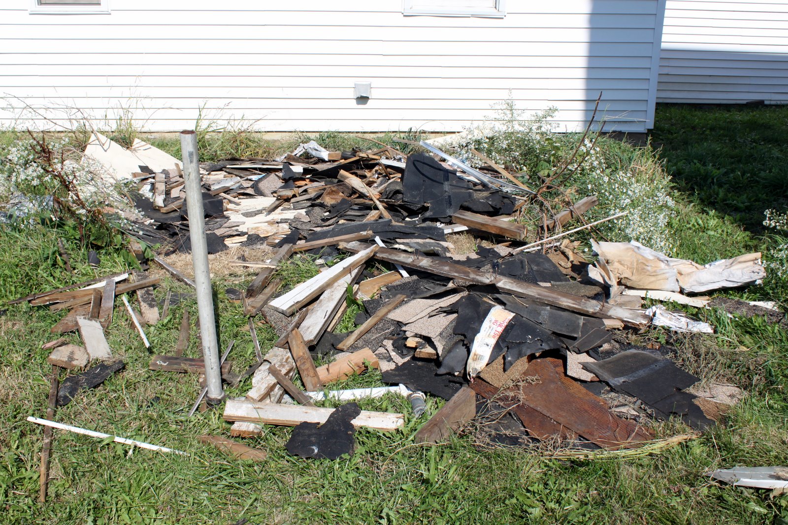 Ye Olde Sandwich Shoppe: Backyard = Junkyard