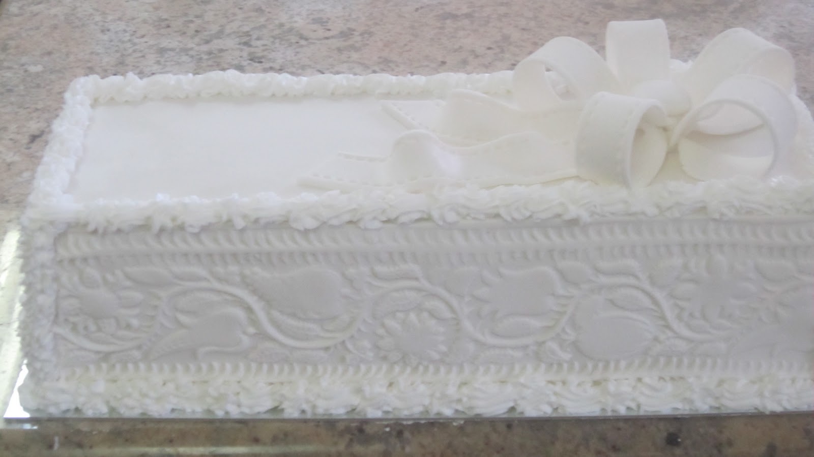 WEISZ FANCY CAKES: white fundant long cake