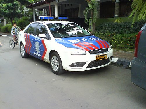 police car: mobil polisi lokal (indonesia)