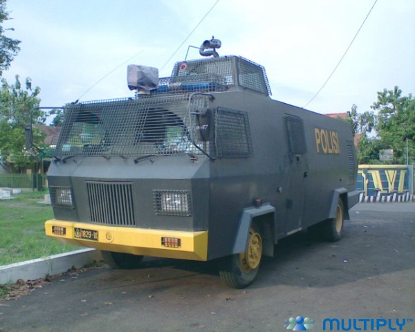 police car: mobil polisi lokal (indonesia)