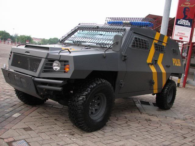 police car: mobil polisi lokal (indonesia)