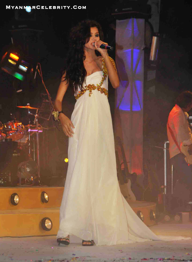 Myanmar Singer, Chan Chan Perform @ 7 Golden Girls Concert | Myanmar ...