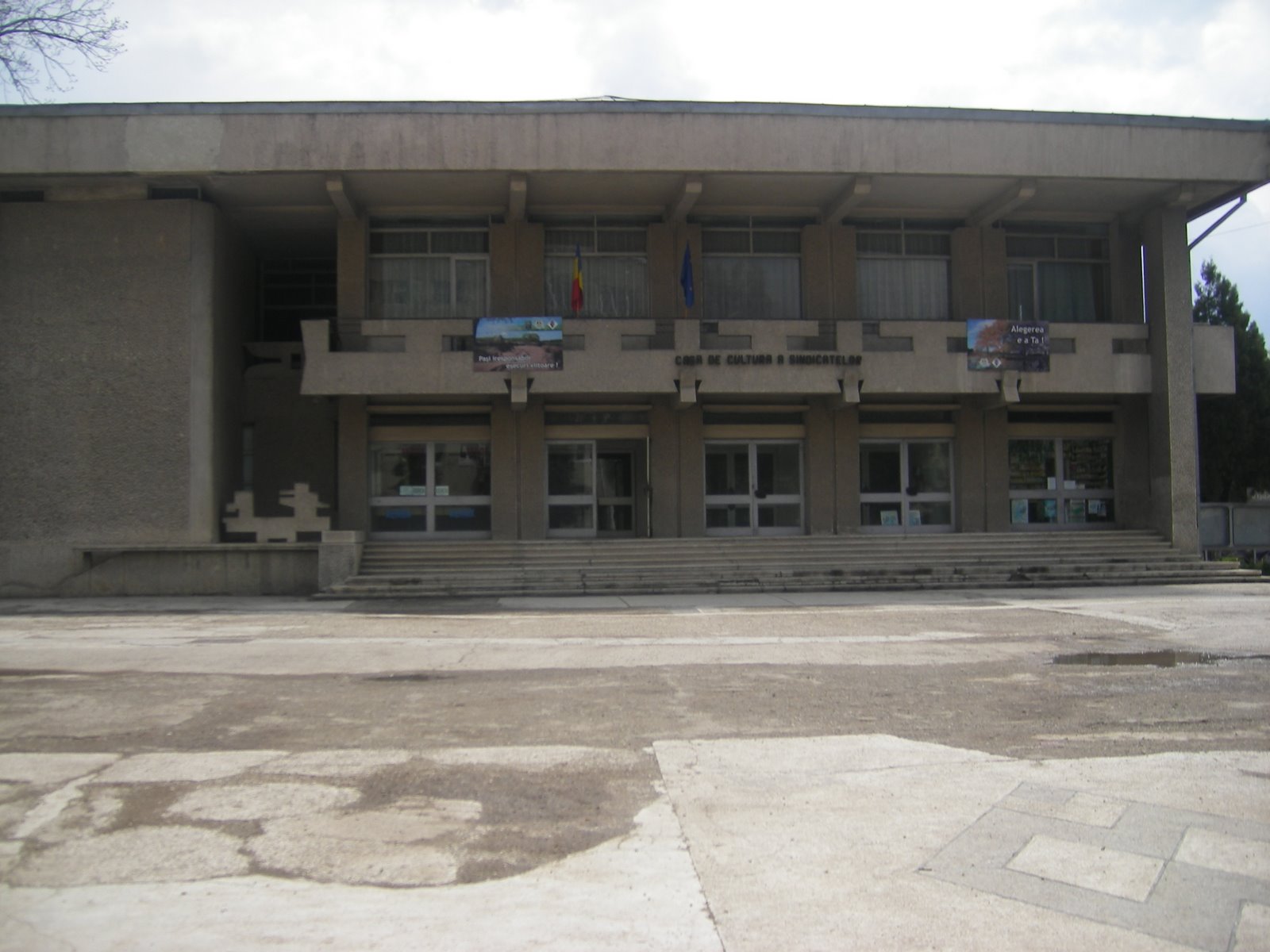 Creația: singurul surâs al tragediei noastre.Nietsche: Legenda orasului ...