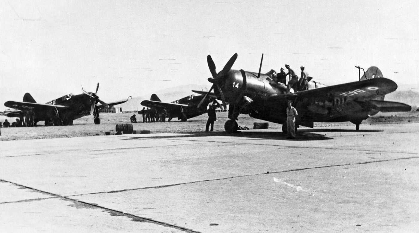 ντοκουμεντα ιστοριας: Αεροπλανα HELLDIVER στο αεροδρομιο της Καστοριας ...