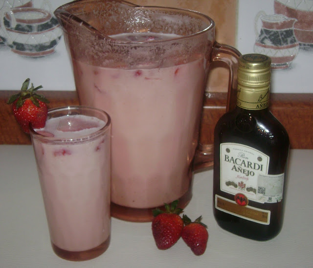 Agua de Fresa Colada {Strawberry Colada} - La Cocina de Leslie
