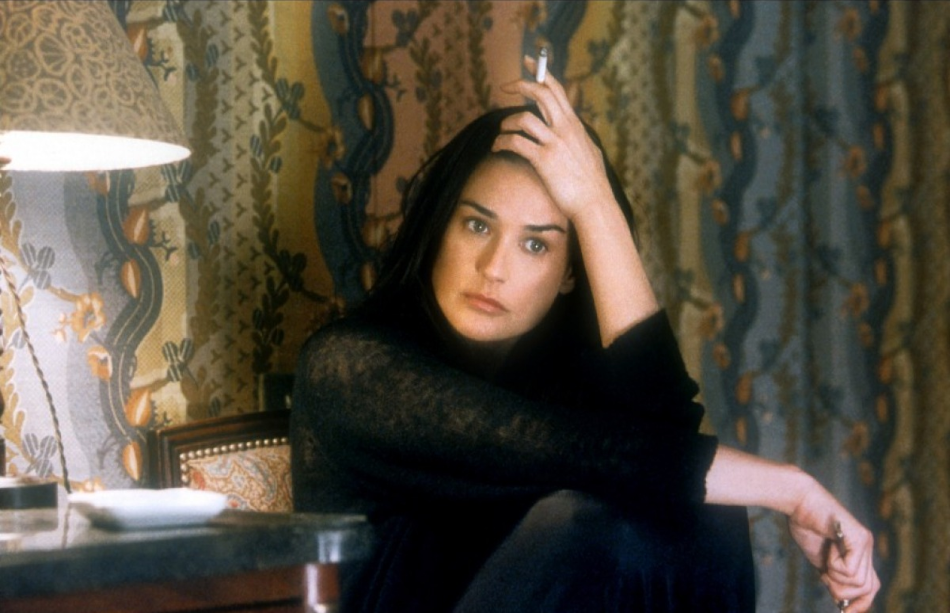 famous people smoking cigarettes: Demi Moore