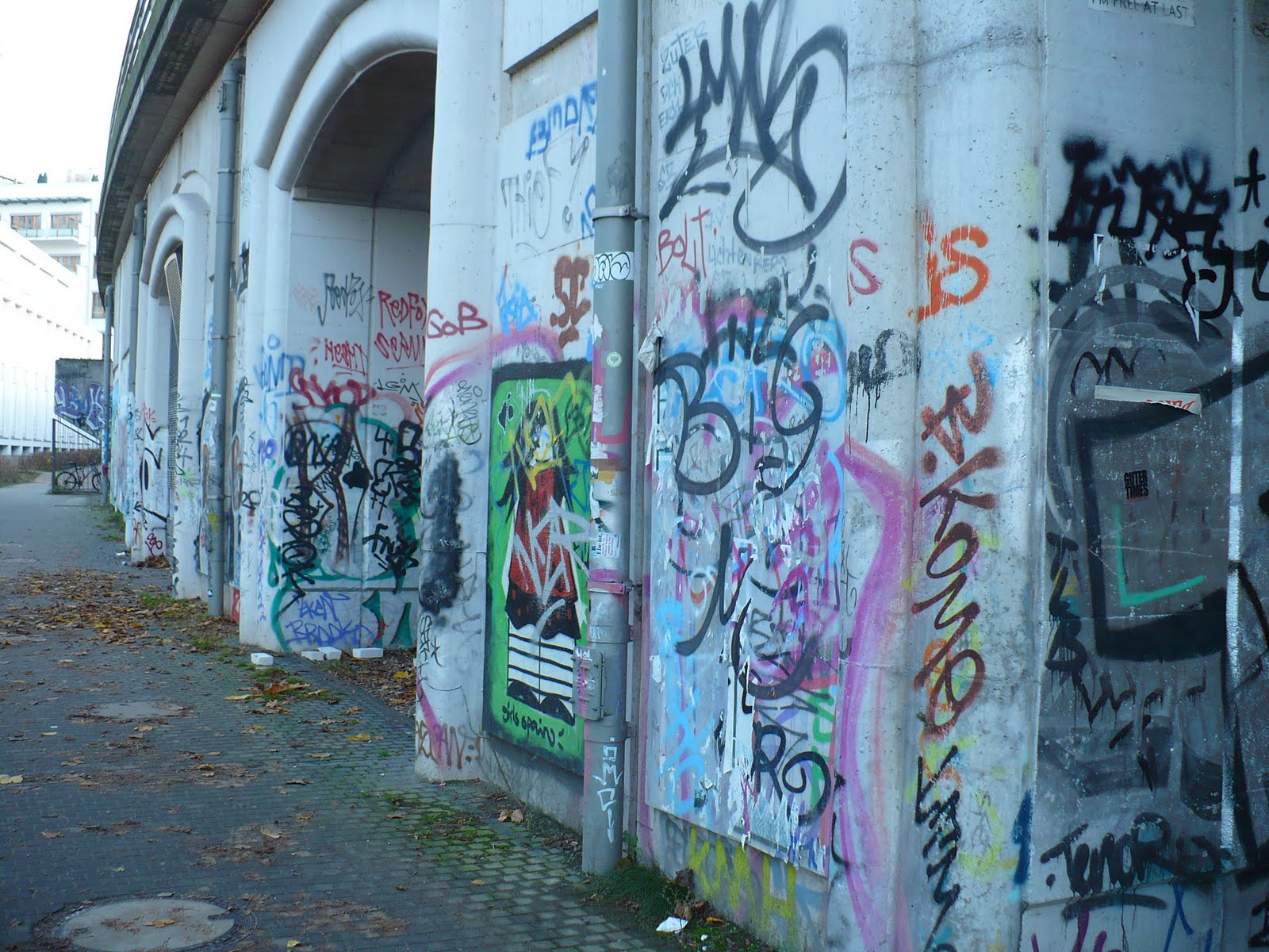 "This Girl is Hungary": Ampleman