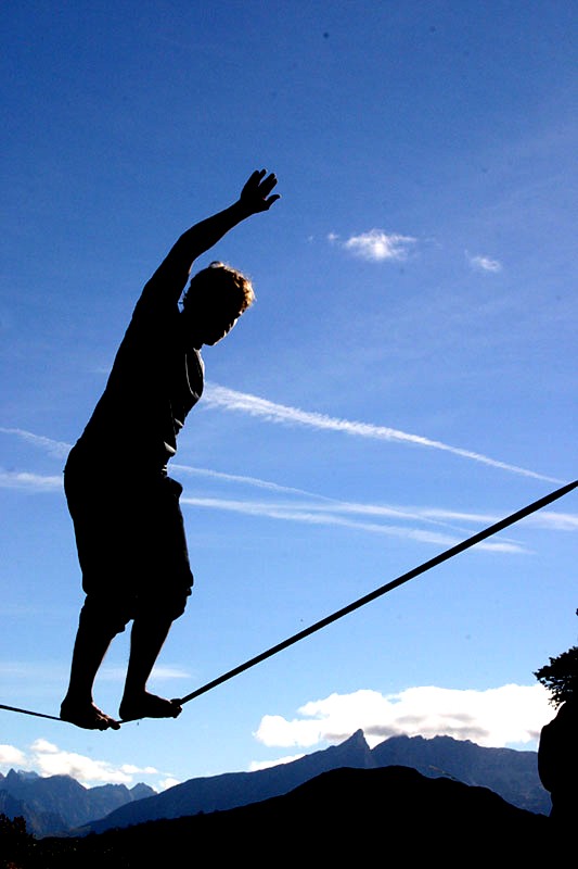 l'oeil en marche: marcher sur un fil puis danser...