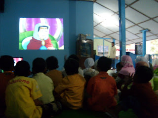 CAH LOR REL : Pengenalan Teknologi LCD Projector pada Anak