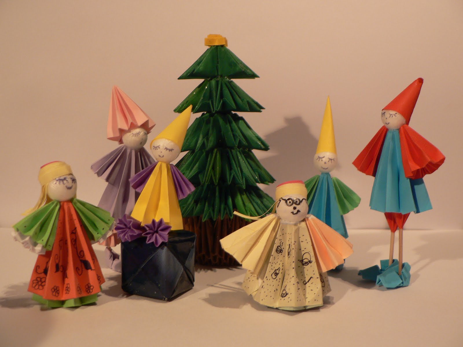 original paper decor: colindatori la brad