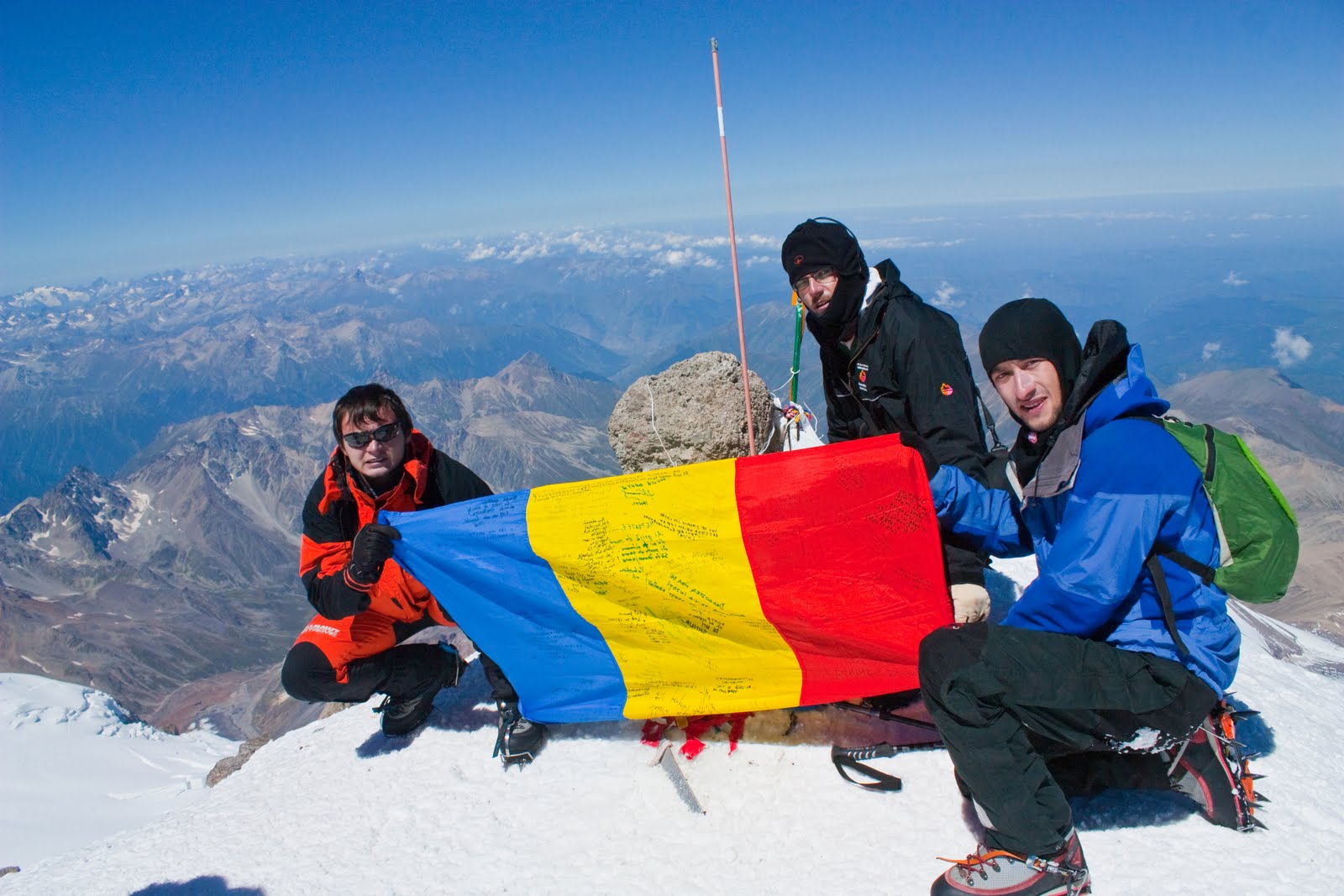 It's not about altitude, it's about attitude: Elbrus 2009-un munte mare urcat cu pasi marunti