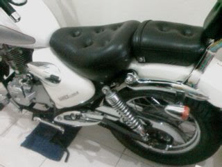 TEMPAT UNIK 2: Motor Sanex Tahun 2006 Putih Model Harley Mulus