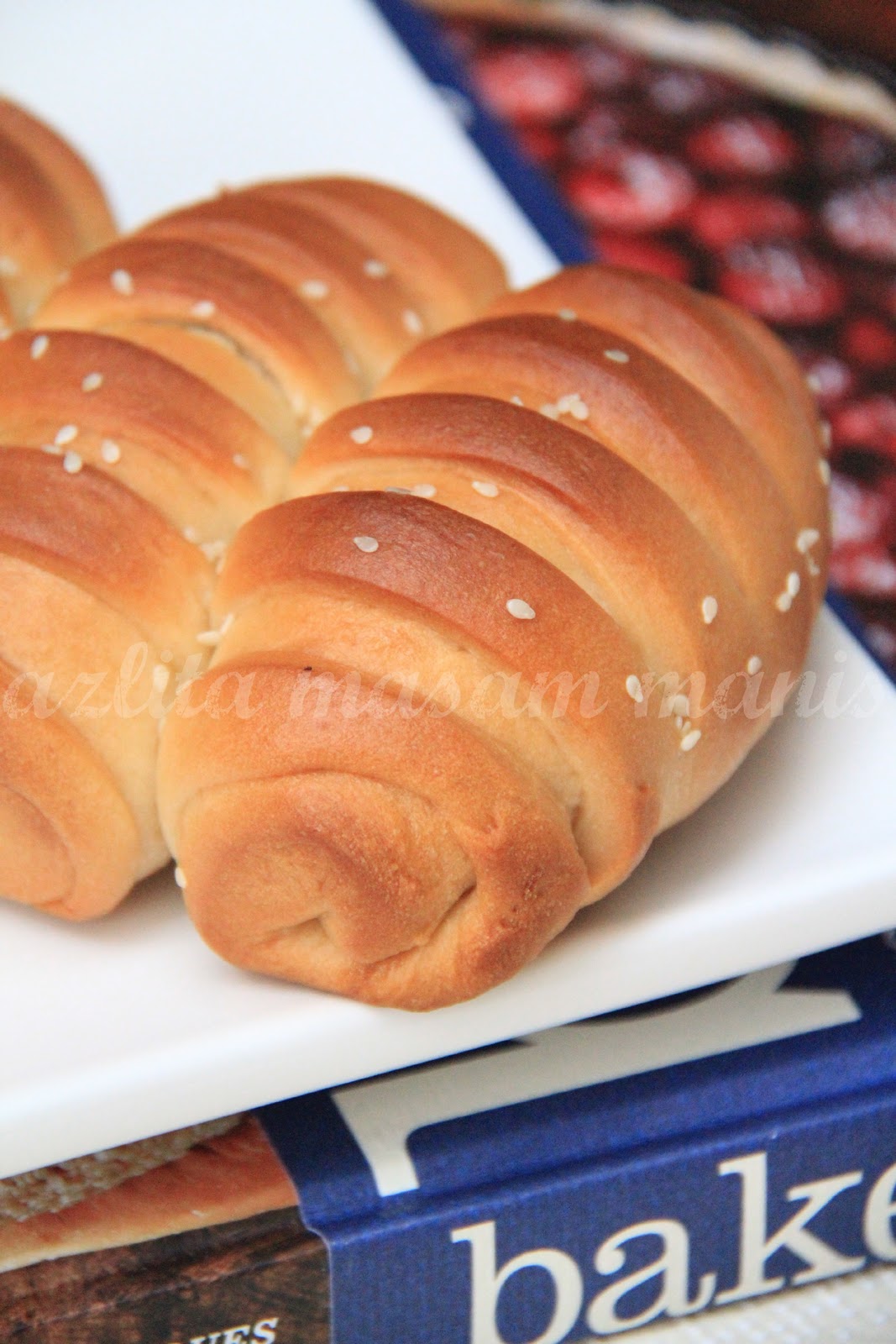 ROTI NAIK BERINTI KELAPA - masam manis