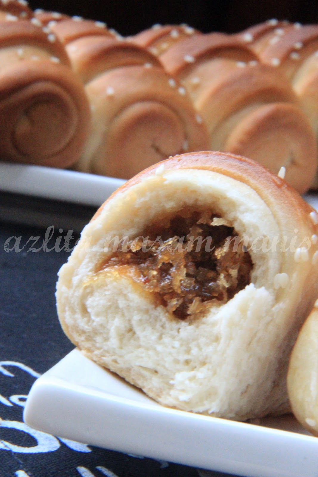 ROTI NAIK BERINTI KELAPA - masam manis