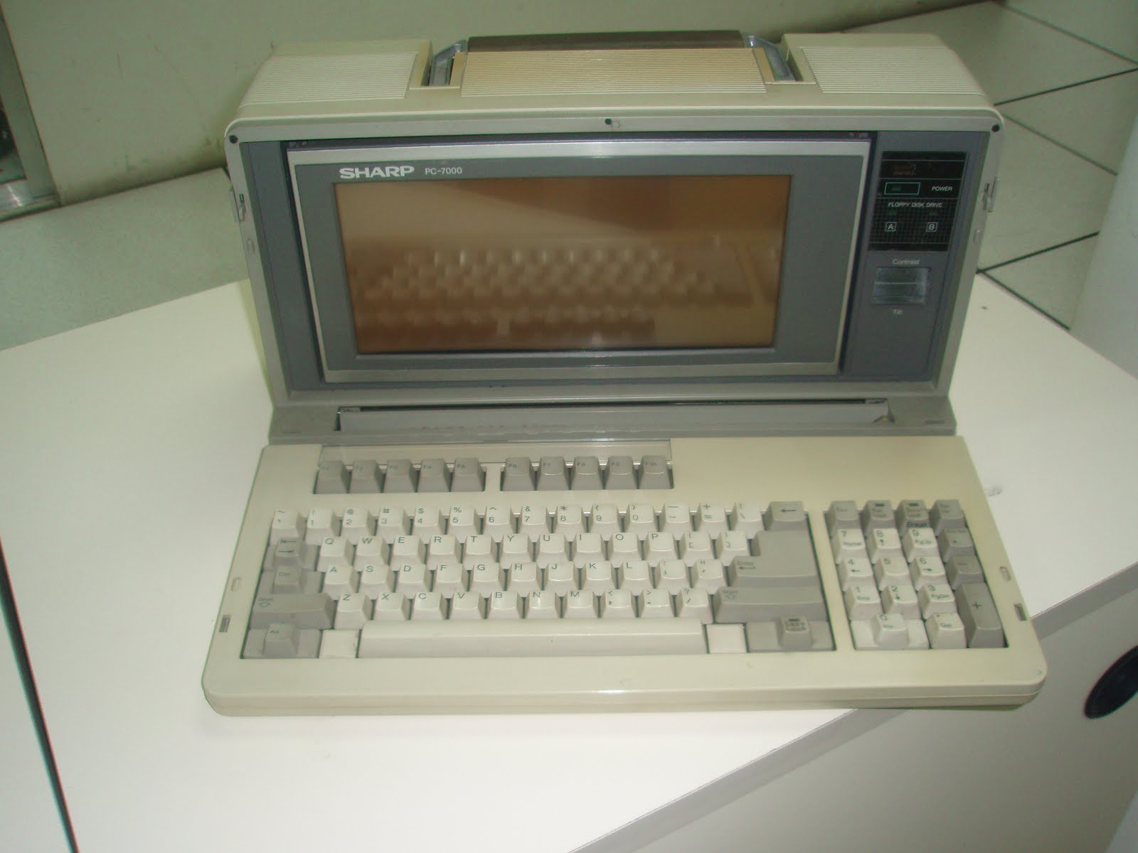 El museo virtual del C.U.P.E.D.: Sharp PC -7000