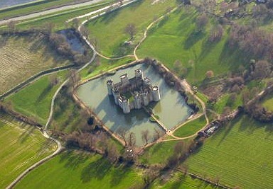 arch: Bodiam Castle, near Robertsbridge, England, (14th century)
