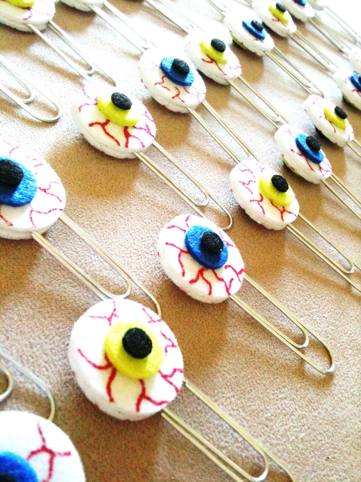 Barefoot Sewing & Crafting: Paper Clip Bookmarks!