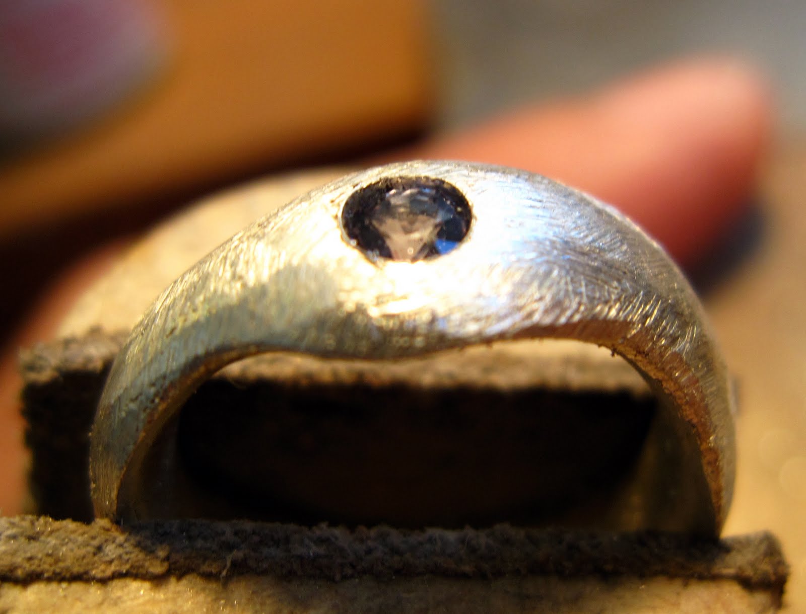 Tales about enchanted jewellery: Flush-setting at last!